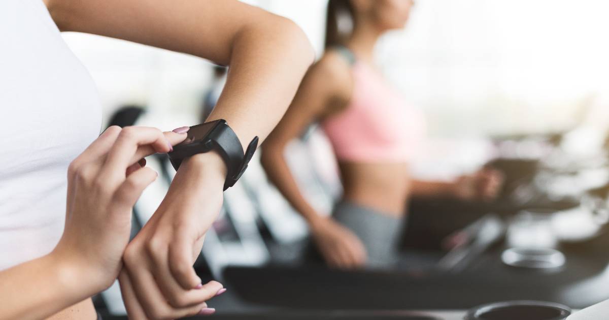 Fitbitのスマートウォッチで使える機能｜Fitbit Premiumでは何ができる？無料と有料の違い 編 | スマブロ